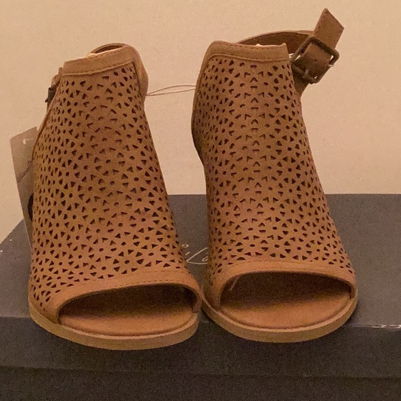 Universal Thread | Shoes | Nwt Universal Thread Faux Leather Cognac ...